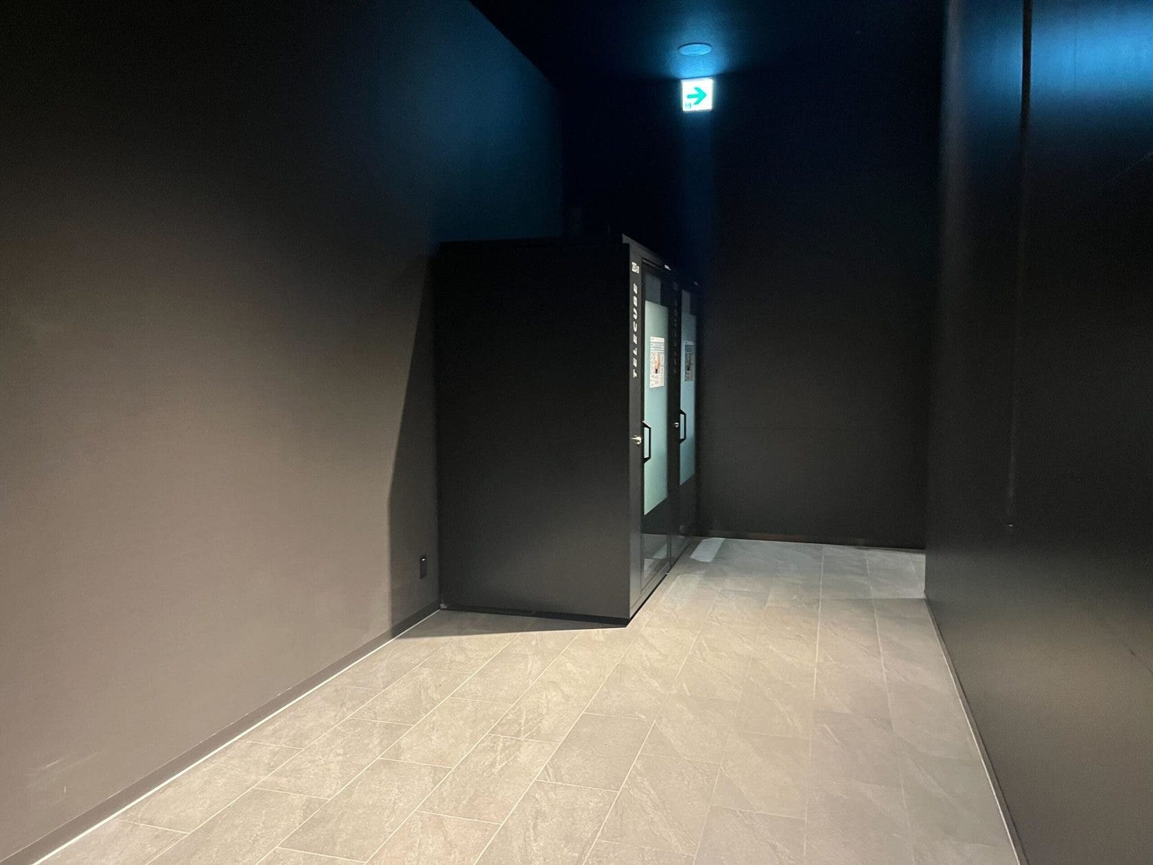 【テレキューブ】CSタワーの個室型ワークブース（283-01）です。視線と音を遮る、プライベートな集中環境。の写真1