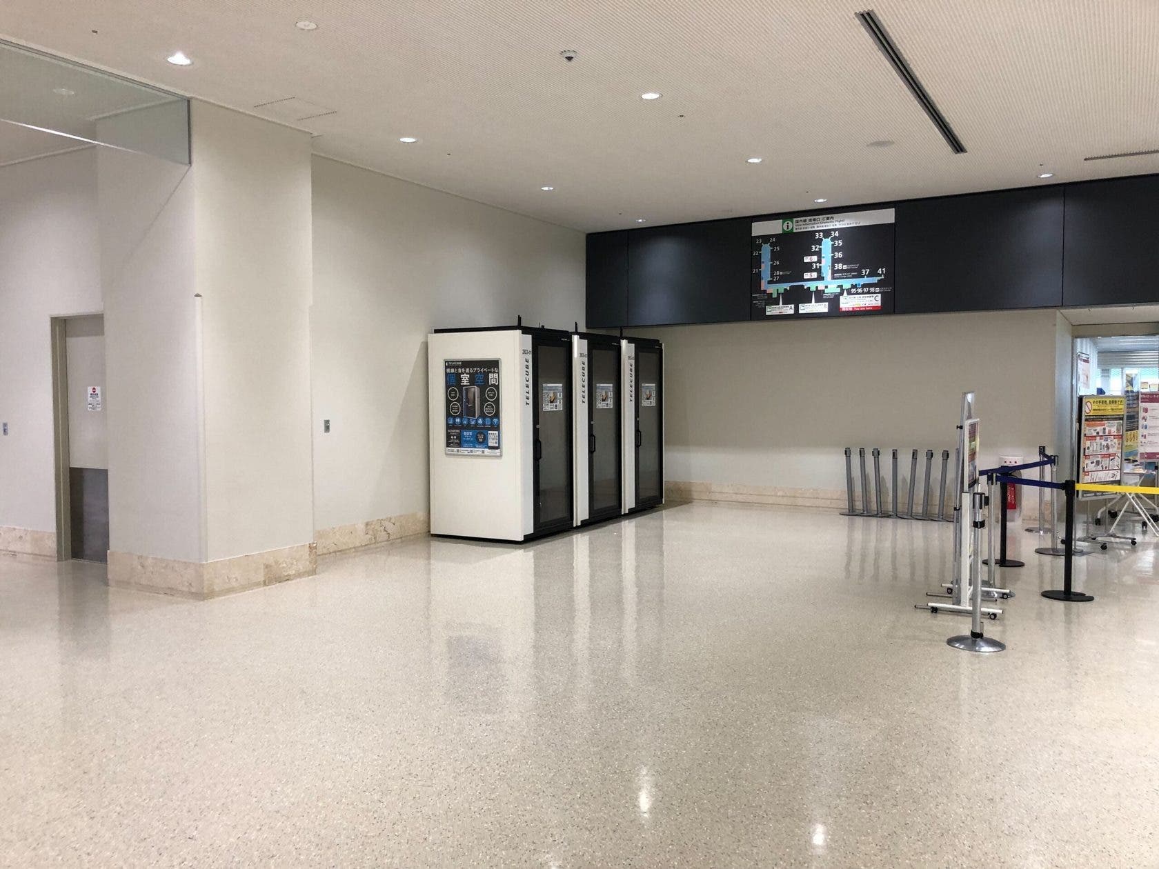 【テレキューブ】那覇空港　一般エリア内の個室型ワークブース（263-02）です。視線と音を遮る、プライベートな集中環境。の写真1