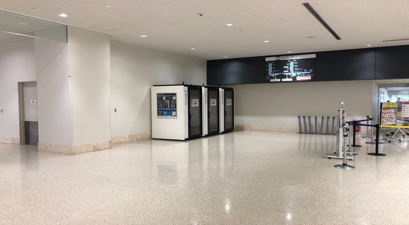 【テレキューブ】那覇空港　一般エリア内の個室型ワークブース（263-03）です。視線と音を遮る、プライベートな集中環境。