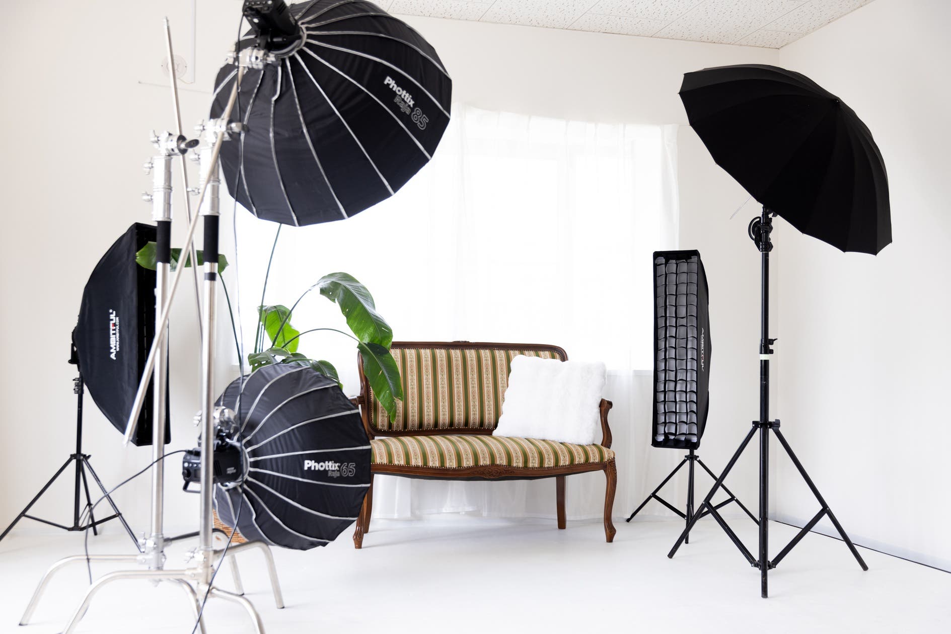 【福岡・糸島】白壁×木床の撮影スタジオ｜少人数利用に最適の写真1