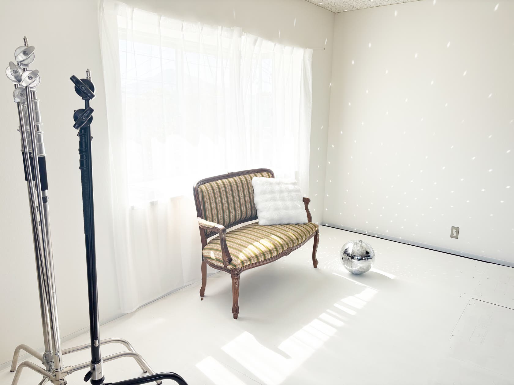 【福岡・糸島】白壁×木床の撮影スタジオ｜少人数利用に最適の写真2