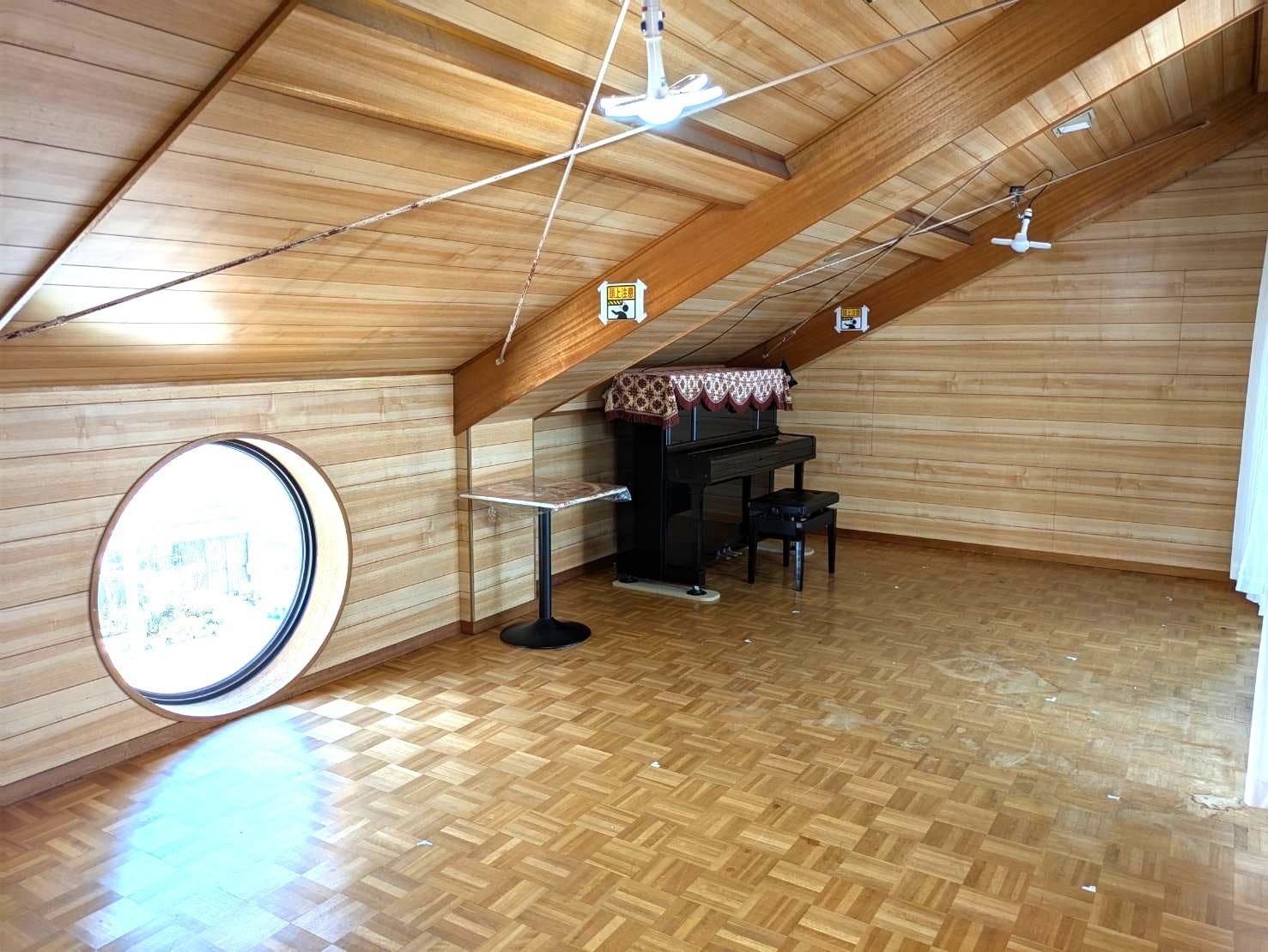 屋根裏ワンフロアのピアノがあるスペースの写真1