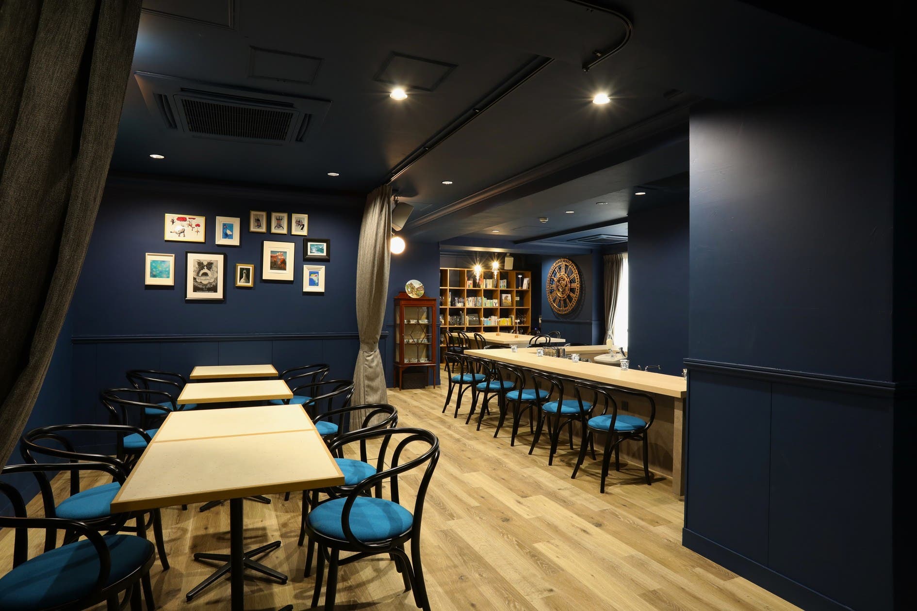 【六本木エリア4駅徒歩圏内】喫茶店丸貸し/一面本棚の高級感ある異世界空間〈写真・動画撮影・イベント・セミナー会場に〉の写真1