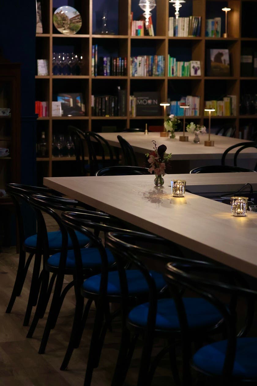 【六本木エリア4駅徒歩圏内】喫茶店丸貸し/一面本棚の高級感ある異世界空間〈写真・動画撮影・イベント・セミナー会場に〉の写真3