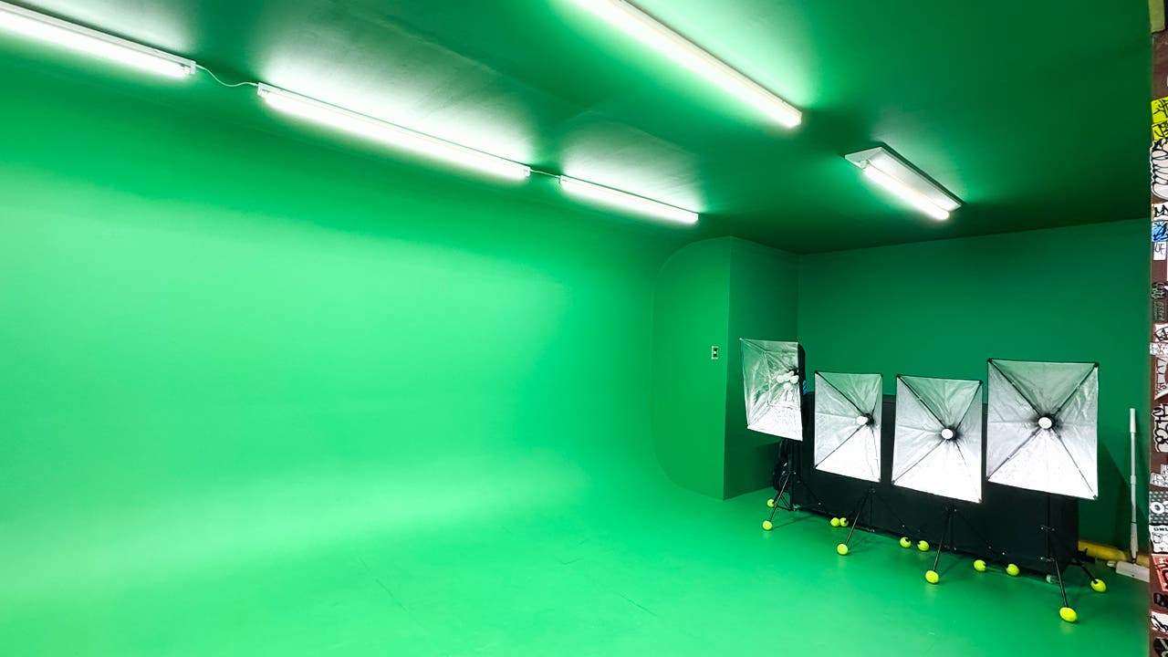 【大阪/京橋駅近】白背景紙、グリーンバック、黒バック、照明エフェクト、プロジェクターなど様々な撮影ができるホリゾント撮影スタジオの写真10