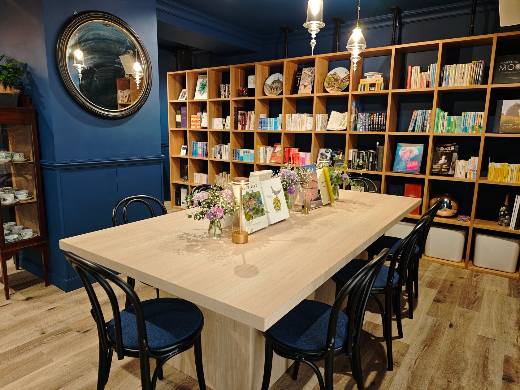 【六本木エリア4駅徒歩圏内】喫茶店丸貸し/一面本棚の高級感ある異世界空間〈写真・動画撮影・イベント・セミナー会場に〉の写真4