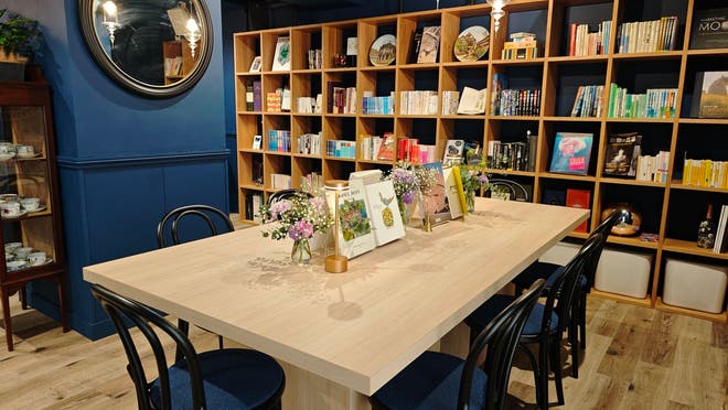 【六本木エリア4駅徒歩圏内】喫茶店丸貸し/一面本棚の高級感ある異世界空間〈写真・動画撮影・イベント・セミナー会場に〉の写真4