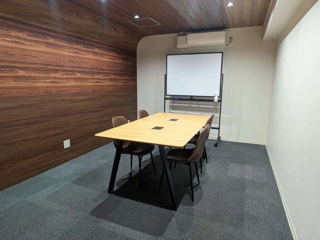 広瀬通 4名【3階2-2会議室】ミーティングルームに最適！居心地の良い空間ですの写真1