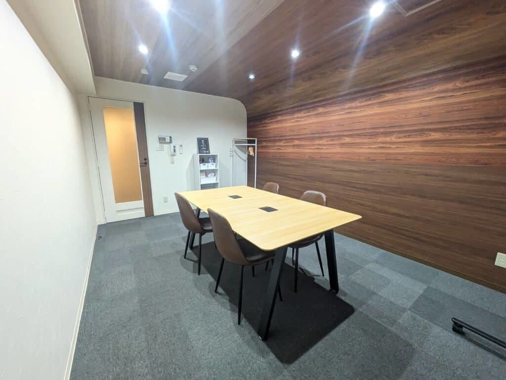 広瀬通 4名【3階2-2会議室】ミーティングルームに最適！居心地の良い空間ですの写真2