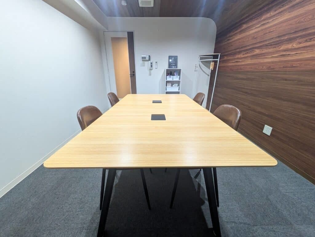 広瀬通 4名【3階2-2会議室】ミーティングルームに最適！居心地の良い空間ですの写真3