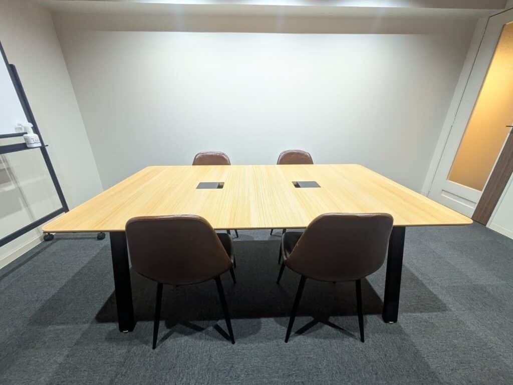 広瀬通 4名【3階2-2会議室】ミーティングルームに最適！居心地の良い空間ですの写真4