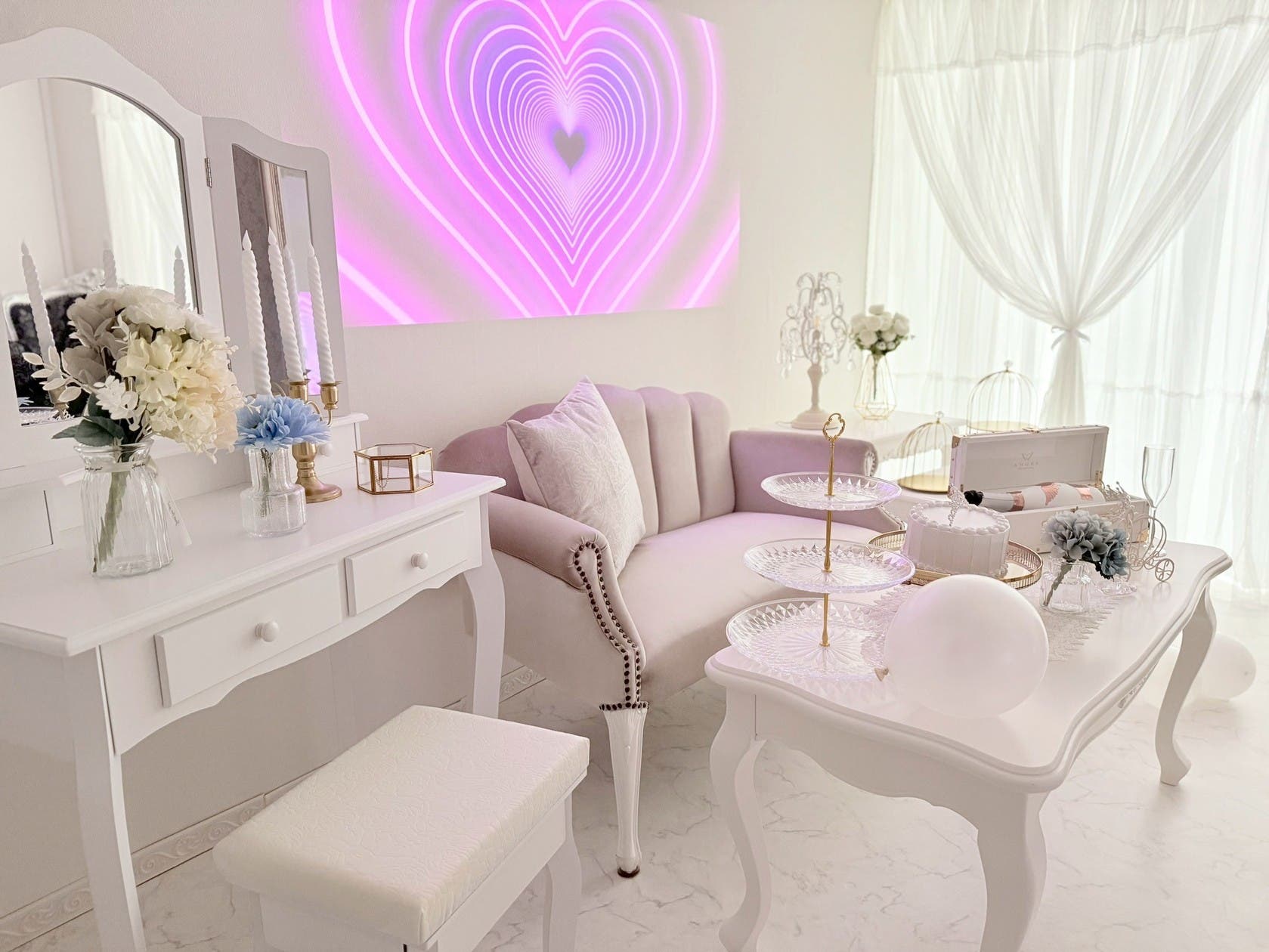 🎉NEW✨秋葉原駅5分💖白背景×姫系ソファ＆シャンデリア🎀ドレス有｜高性能プロジェクター｜推し活・コスプレ・商用OKの写真2