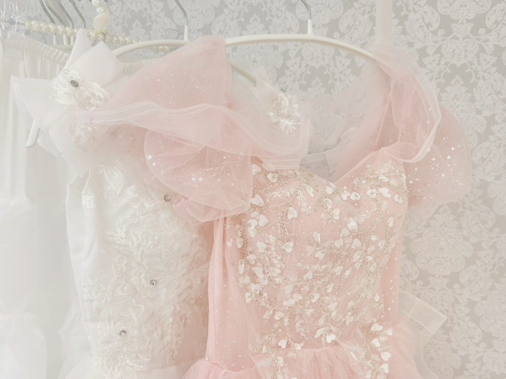 🎉NEW✨秋葉原駅5分💖白背景×姫系ソファ＆シャンデリア🎀ドレス有｜高性能プロジェクター｜推し活・コスプレ・商用OKの写真8