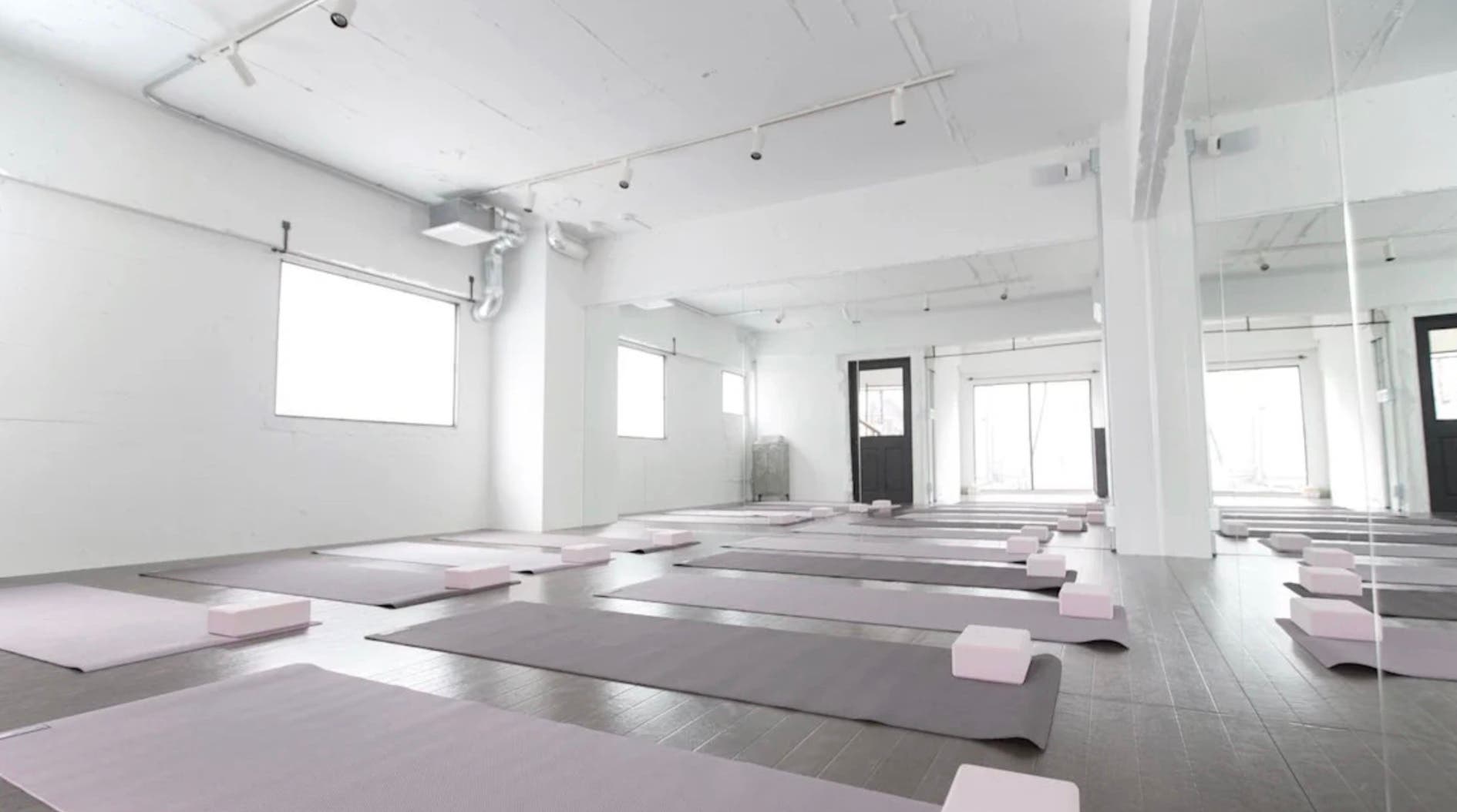 中目黒駅から徒歩4分のヨガスタジオの写真1