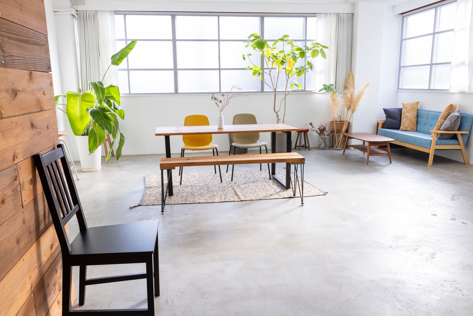 本八幡駅から徒歩4分。ライティング不要の明るい自然光で撮影できるスタジオ。閑静な住宅街ながら近隣にドンキなどあり便利な立地。の写真1