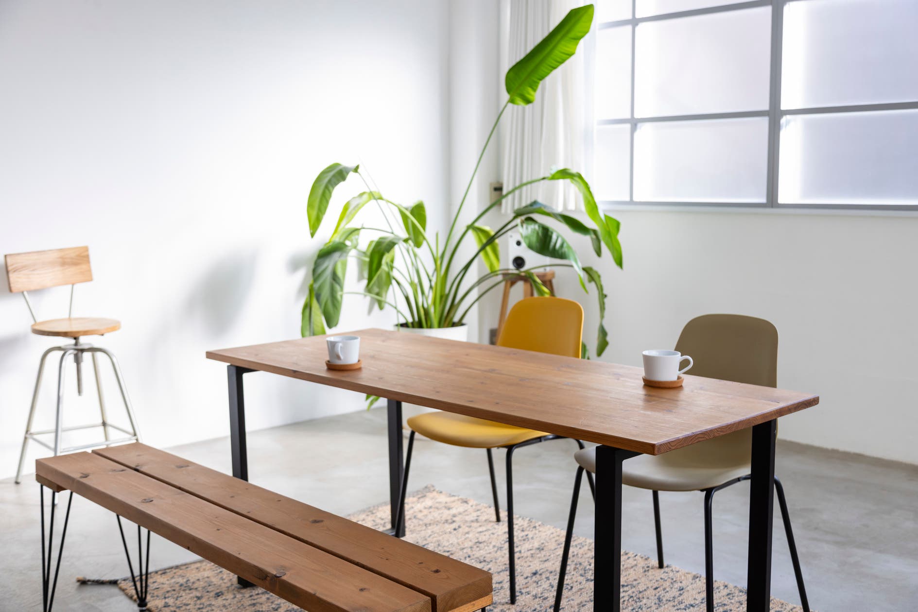 本八幡駅から徒歩4分。ライティング不要の明るい自然光で撮影できるスタジオ。閑静な住宅街ながら近隣にドンキなどあり便利な立地。の写真3