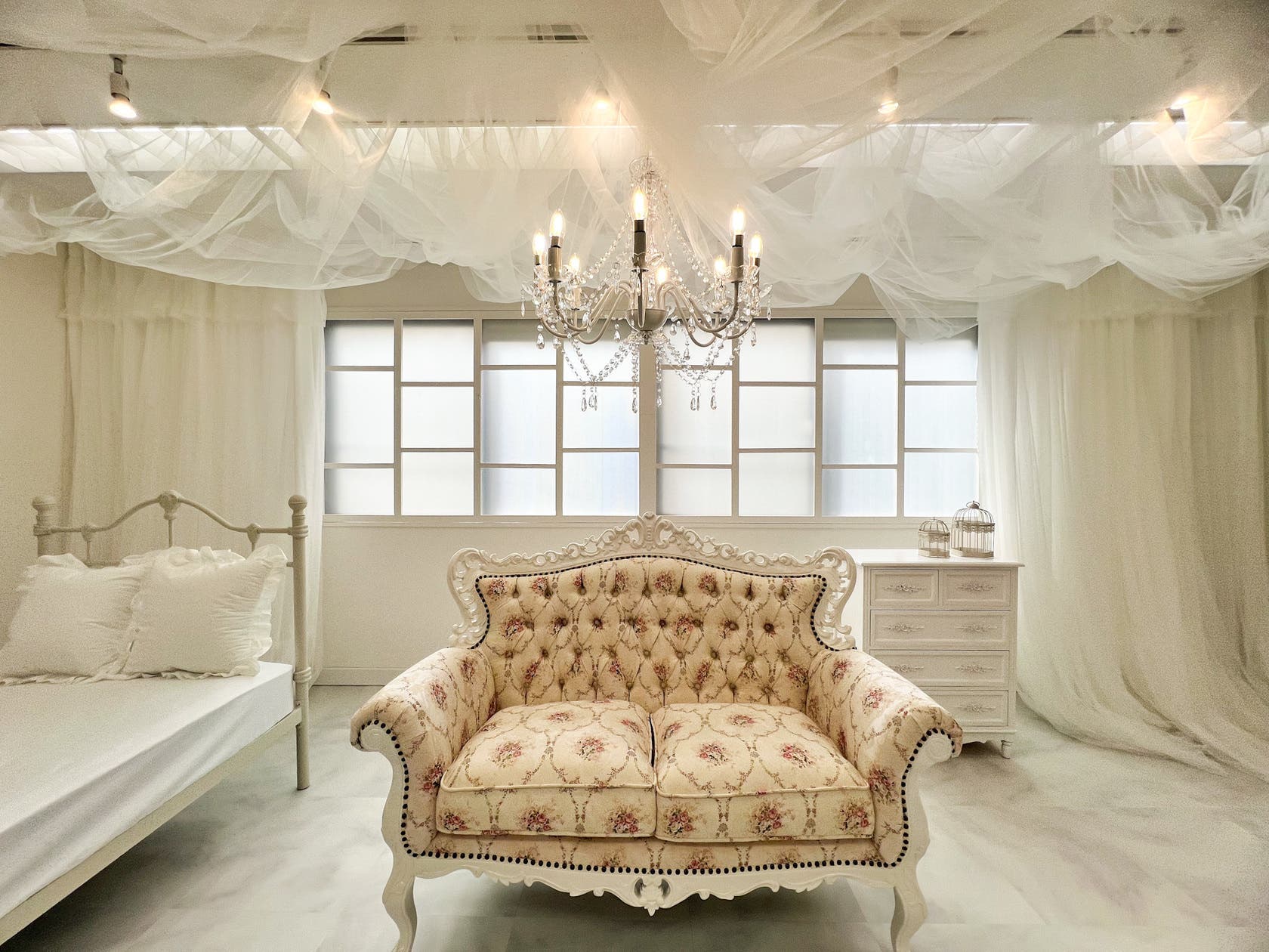 四谷３丁目駅徒歩３分/今月はクリスマス🎅🎄/自然光×白の空間/極みの黒/機材全て無料/13種の撮影シーン/都会の中の非日常の写真1