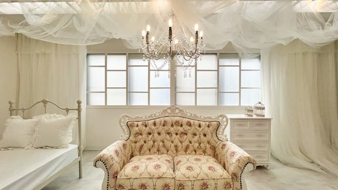 四谷3丁目駅徒歩3分/今月はクリスマス🎅🎄/自然光×白の空間/極みの黒/機材全て無料/13種の撮影シーン/都会の中の非日常の写真1