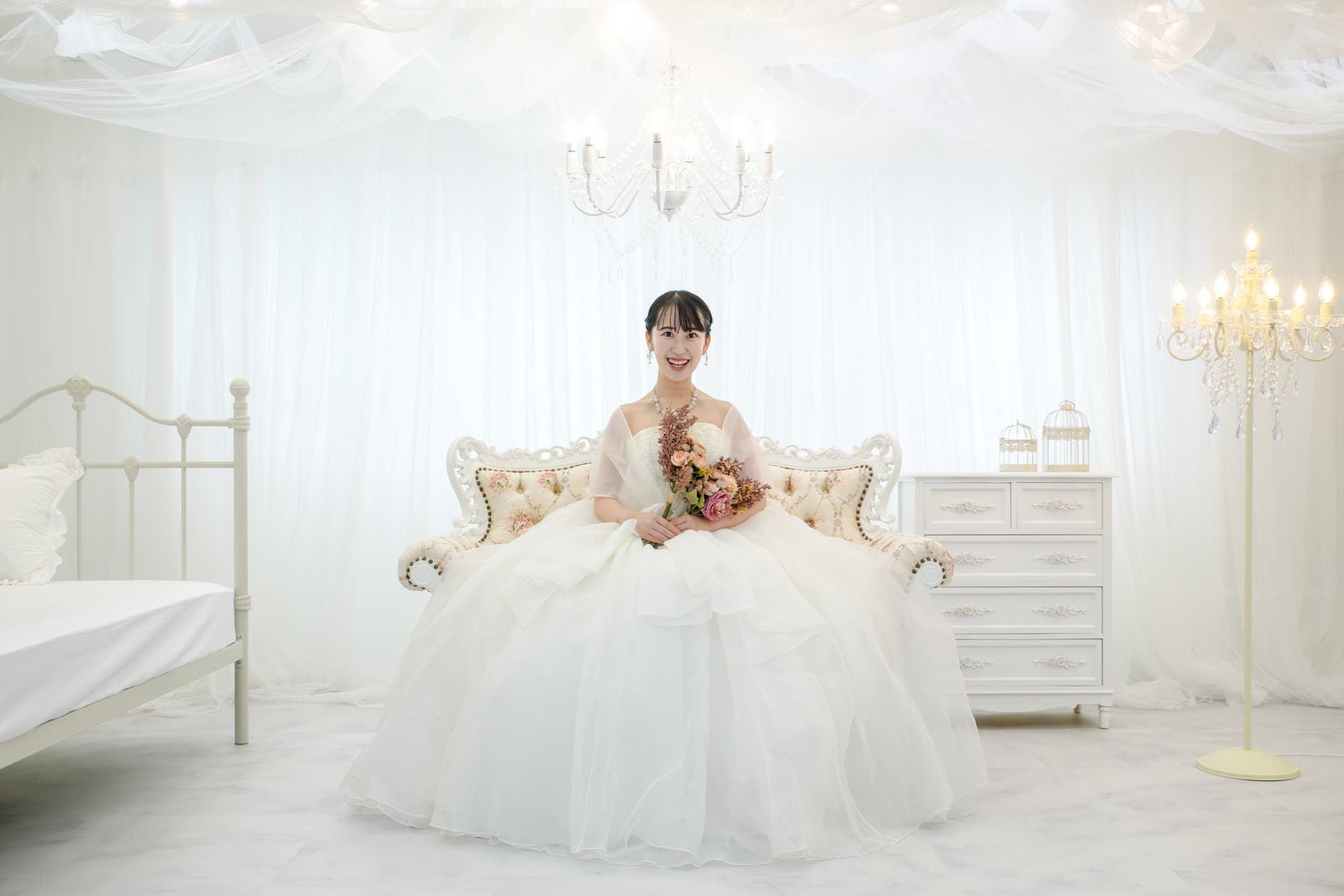 四谷３丁目駅徒歩３分/今月はクリスマス🎅🎄/自然光×白の空間/極みの黒/機材全て無料/13種の撮影シーン/都会の中の非日常の写真6