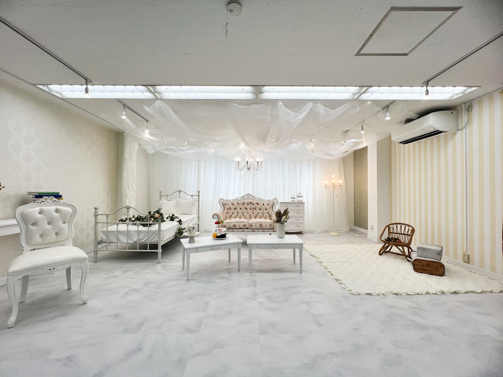 四谷３丁目駅徒歩３分/今月はクリスマス🎅🎄/自然光×白の空間/極みの黒/機材全て無料/13種の撮影シーン/都会の中の非日常の写真5