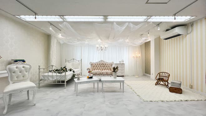 四谷3丁目駅徒歩3分/今月はクリスマス🎅🎄/自然光×白の空間/極みの黒/機材全て無料/13種の撮影シーン/都会の中の非日常の写真5