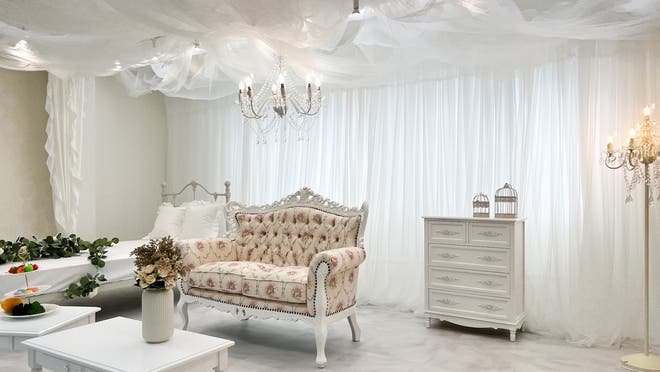 四谷3丁目駅徒歩3分/今月はクリスマス🎅🎄/自然光×白の空間/極みの黒/機材全て無料/13種の撮影シーン/都会の中の非日常の写真13