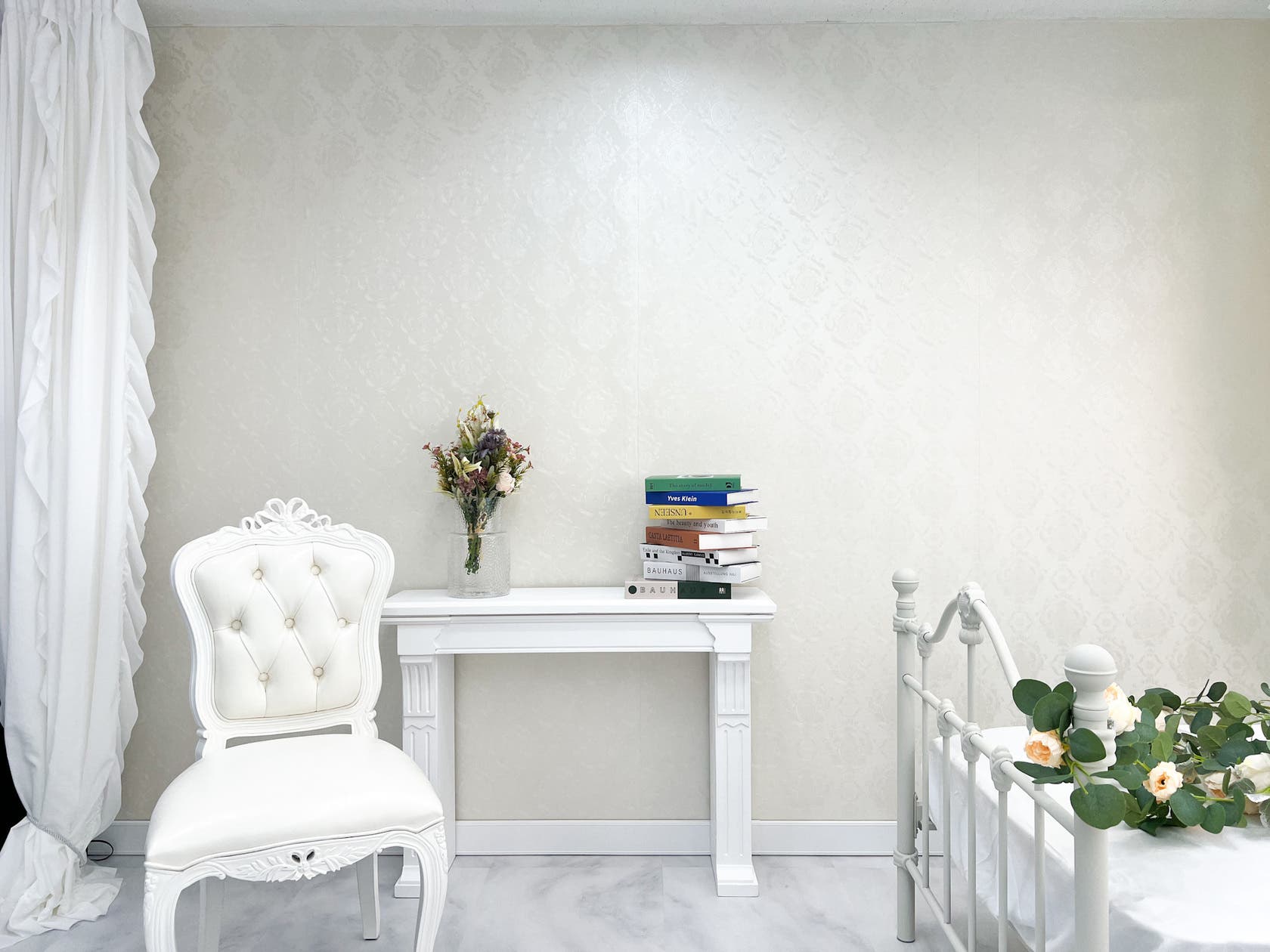 四谷３丁目駅徒歩３分/今月はクリスマス🎅🎄/自然光×白の空間/極みの黒/機材全て無料/13種の撮影シーン/都会の中の非日常の写真15