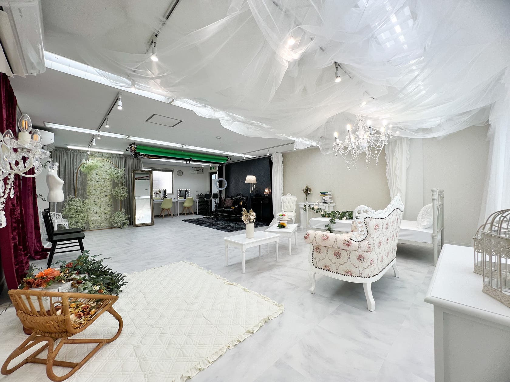 四谷３丁目駅徒歩３分/今月はクリスマス🎅🎄/自然光×白の空間/極みの黒/機材全て無料/13種の撮影シーン/都会の中の非日常の写真20