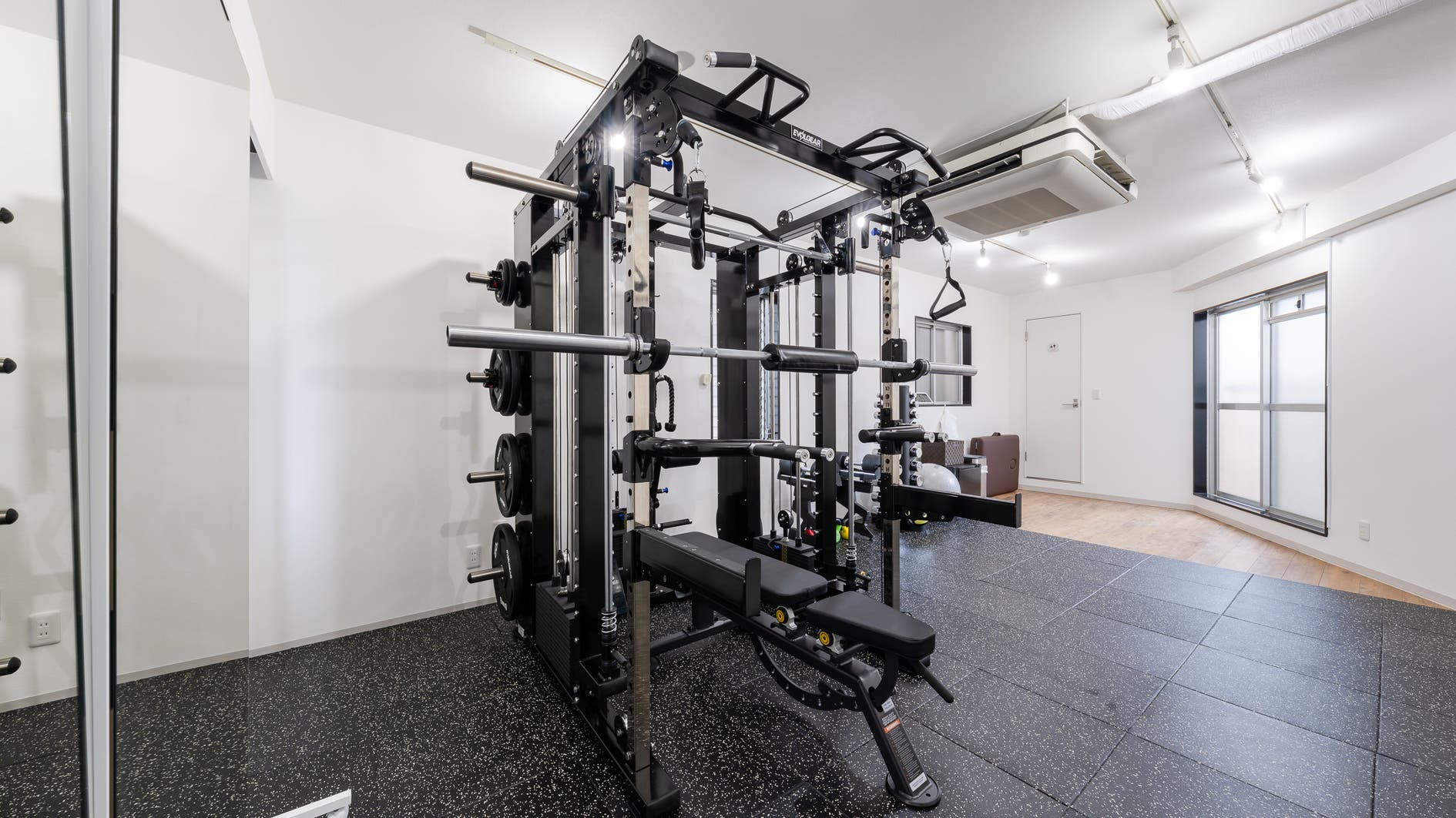 【神田駅1分/岩本町駅4分】1日1回スタッフ完全清掃のハイクオリティレンタルジムの写真1