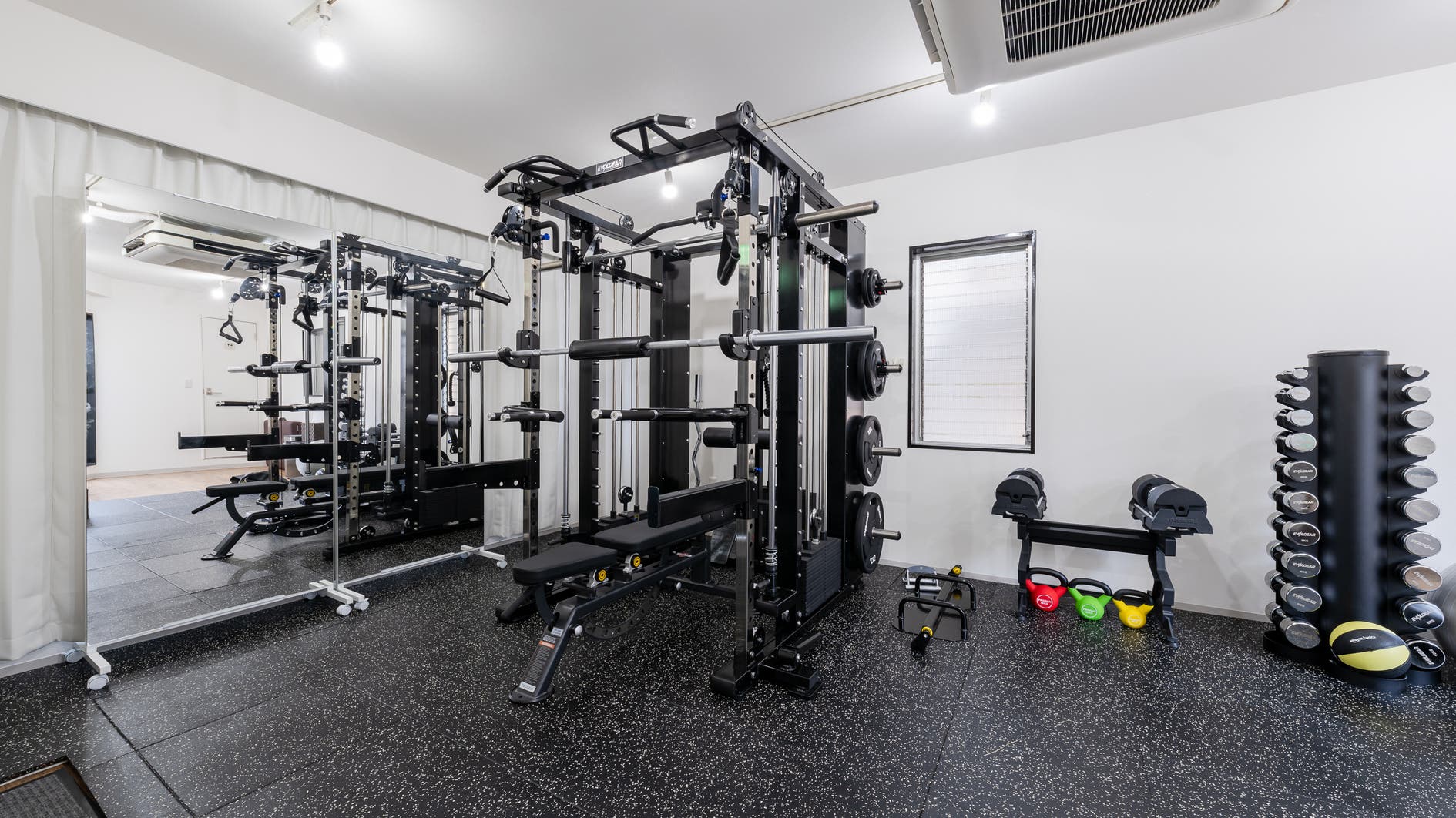 【神田駅1分/岩本町駅4分】1日1回スタッフ完全清掃のハイクオリティレンタルジムの写真2