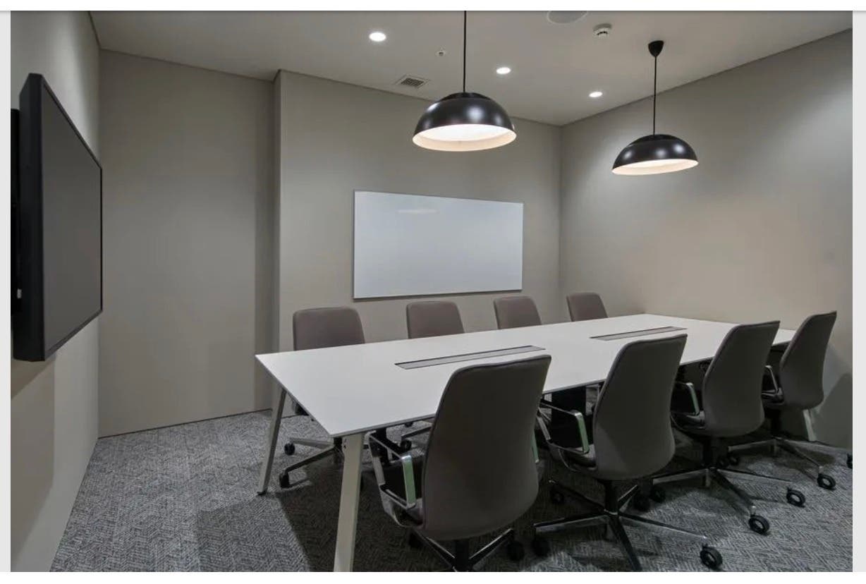大宮駅から徒歩5分！商談や打ち合わせに最適なモニター・ホワイトボード付きの8名様用【会議室A】の写真1