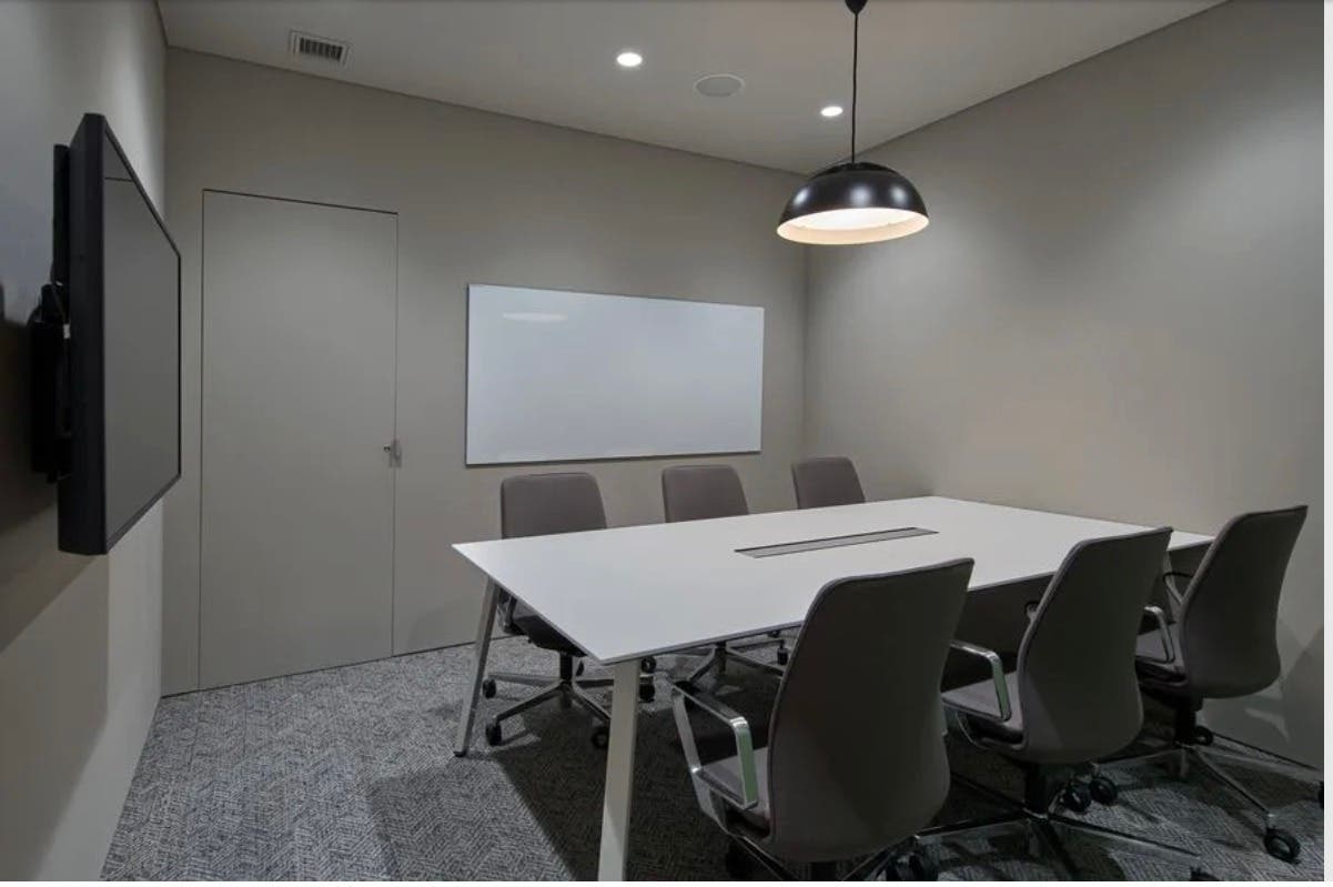 大宮駅から徒歩5分！商談や打ち合わせに最適なモニター・ホワイトボード付きの6名様用【会議室B】の写真1