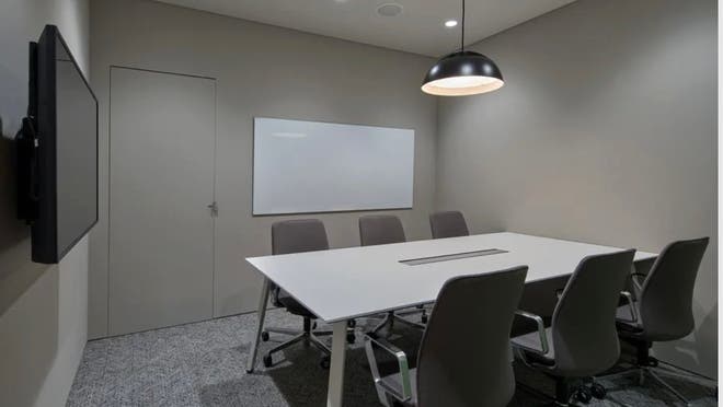 大宮駅から徒歩5分!商談や打ち合わせに最適なモニター・ホワイトボード付きの6名様用【会議室B】の写真1