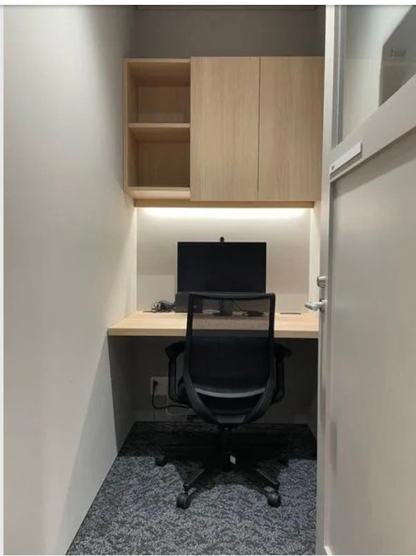 オンラインMTGや面接に最適　大宮駅西口徒歩5分　一人用完全個室「R24」の写真1