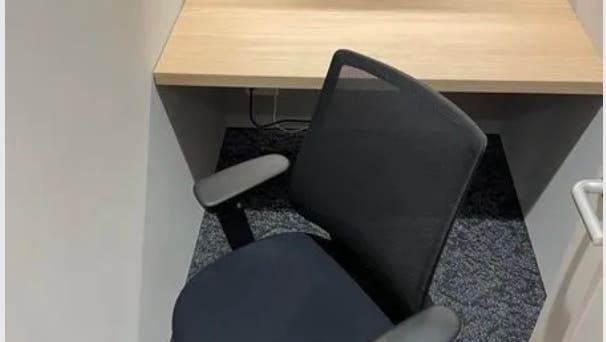 オンラインMTGや面接に最適 大宮駅西口徒歩5分 一人用完全個室「R24」の写真3