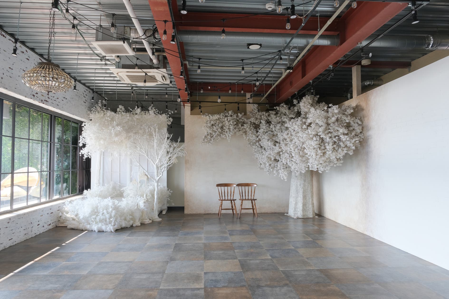 海まで徒歩2分。片瀬江ノ島駅から徒歩５分。衣装撮影やテレビ番組・ウエディング等様々な撮影に使用できます。の写真1