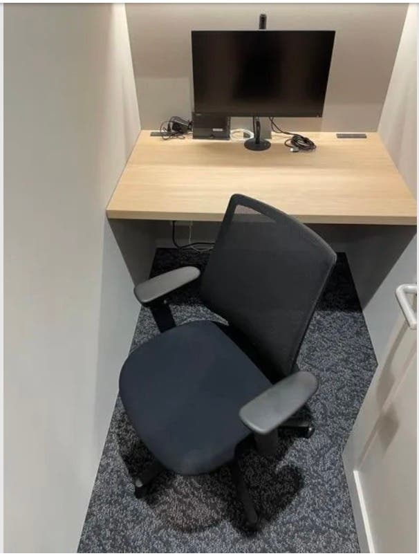 オンラインMTGや面接に最適　大宮駅西口徒歩5分　一人用完全個室「R25」の写真2