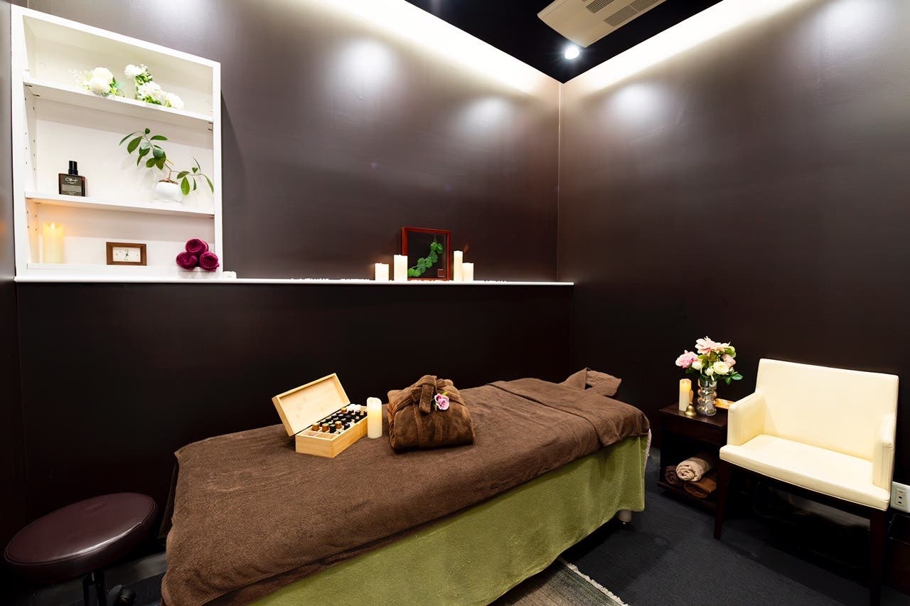 【完全個室】ブラウンを基調としたコンパクトながらシックで落ち着いた雰囲気のお部屋です。の写真1