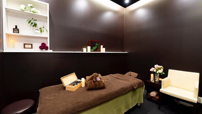 【完全個室】ブラウンを基調としたコンパクトながらシックで落ち着いた雰囲気のお部屋です。の写真1