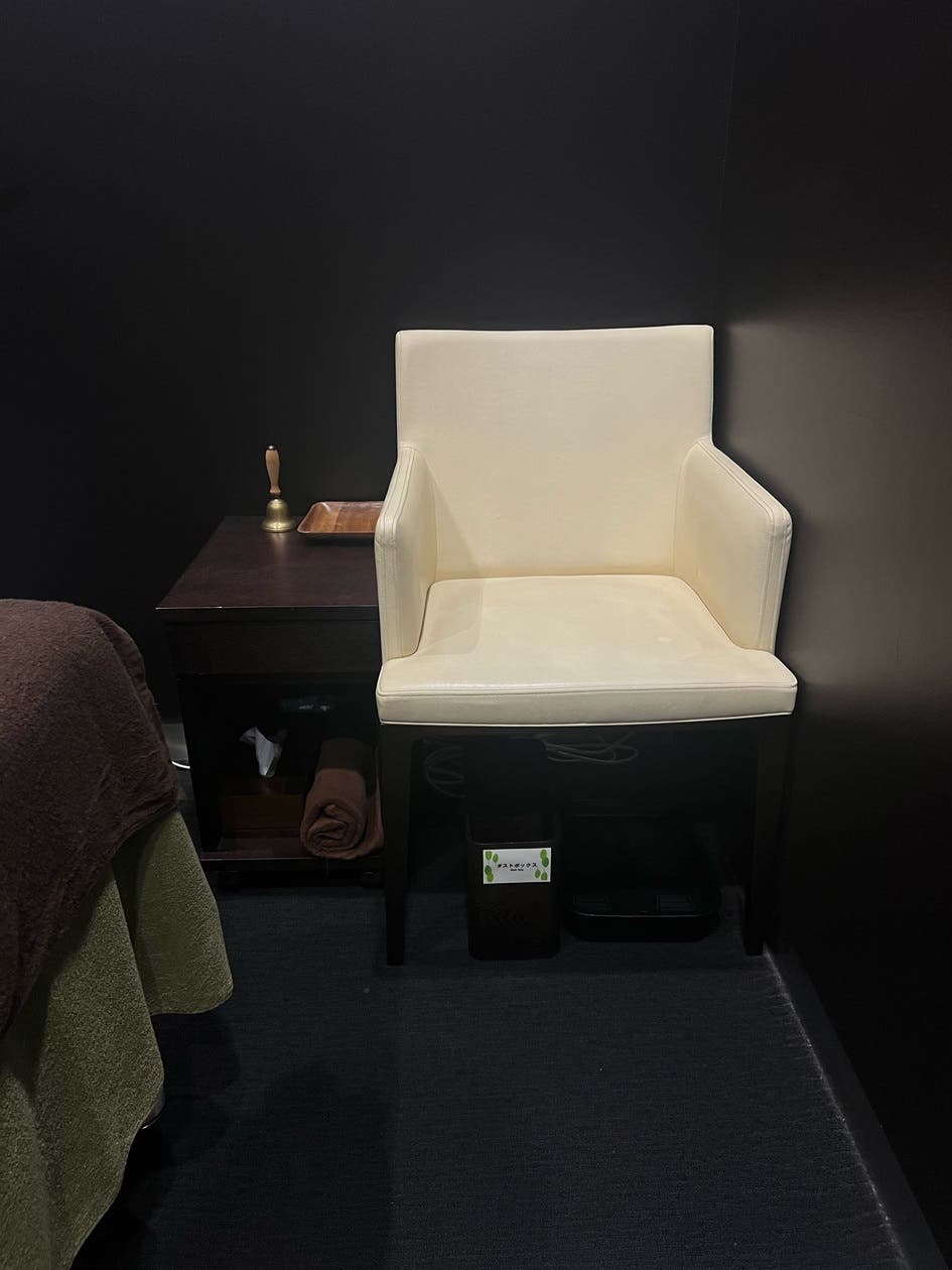 【完全個室】ブラウンを基調としたコンパクトながらシックで落ち着いた雰囲気のお部屋です。の写真3