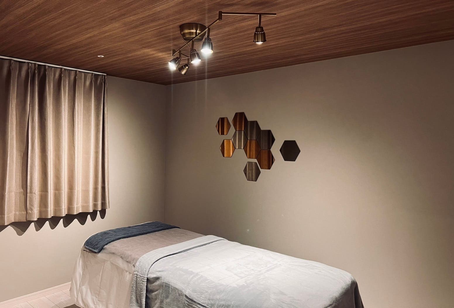 【上質空間】扉を開けた瞬間から差を見せませんか？五感を解き放つあなただけのプライベートサロンの写真1