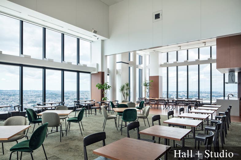 【横浜駅直結】182㎡/地上42階から横浜を一望できる・天高最長7.5mで開放的な雰囲気のホールです。の写真1