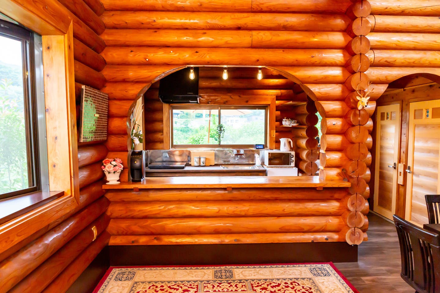 樹齢50年超の丸太を使った重厚なログハウス。の写真2