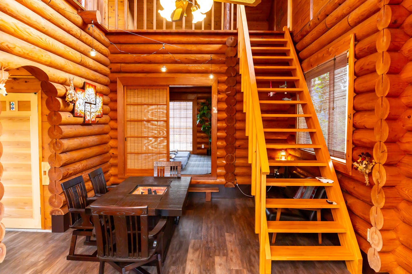 樹齢50年超の丸太を使った重厚なログハウス。の写真1