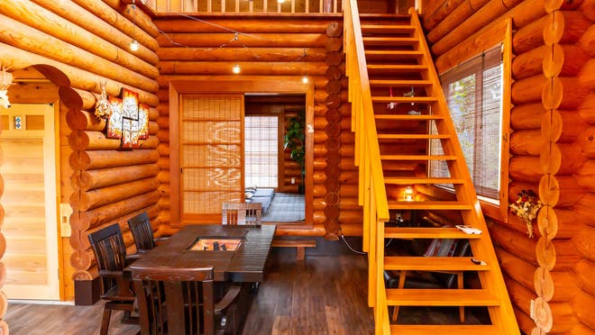 樹齢50年超の丸太を使った重厚なログハウス。の写真1