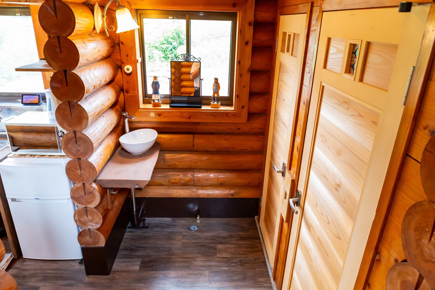 樹齢50年超の丸太を使った重厚なログハウス。の写真3