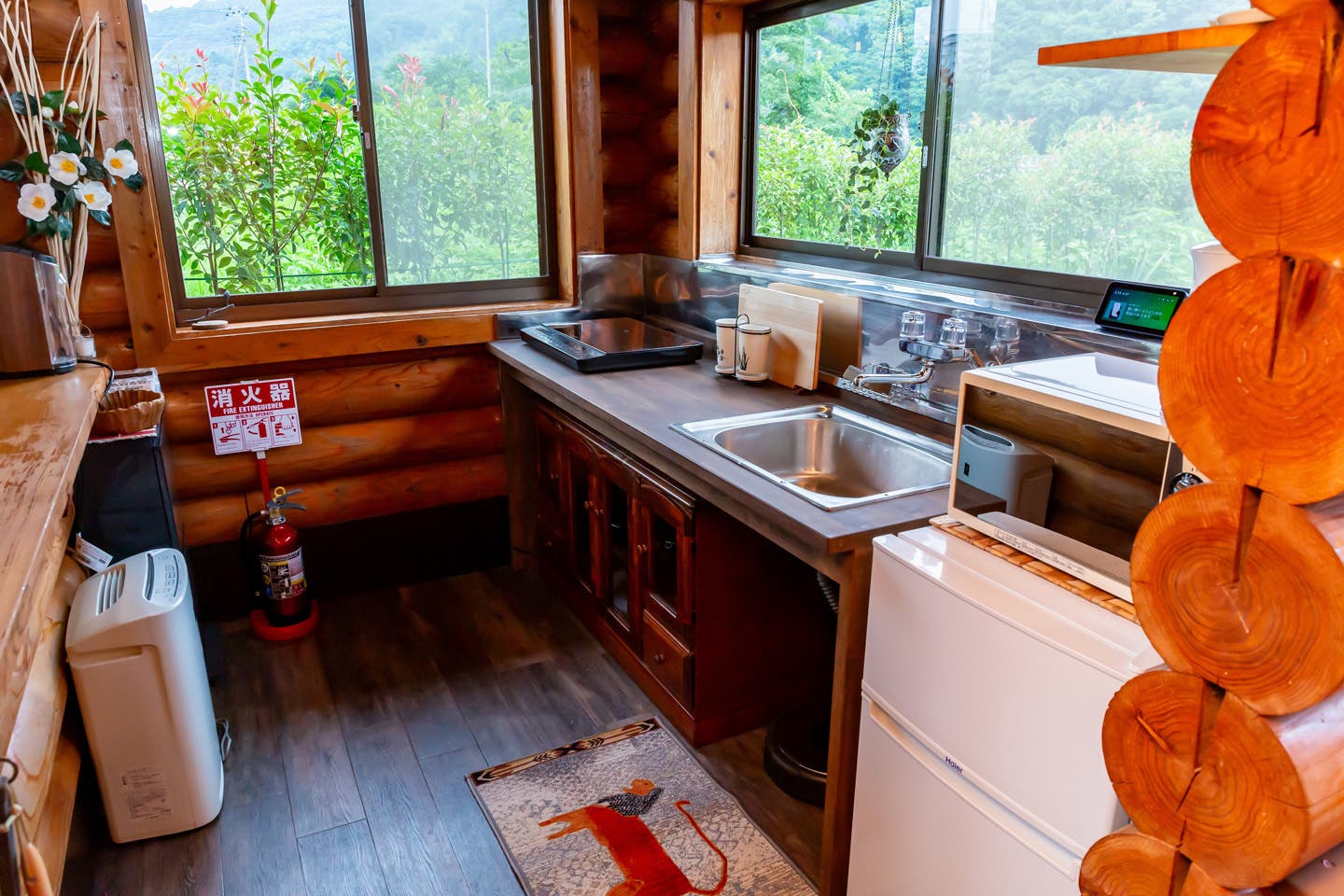 樹齢50年超の丸太を使った重厚なログハウス。の写真4