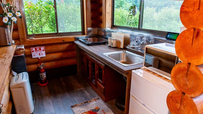 樹齢50年超の丸太を使った重厚なログハウス。の写真4