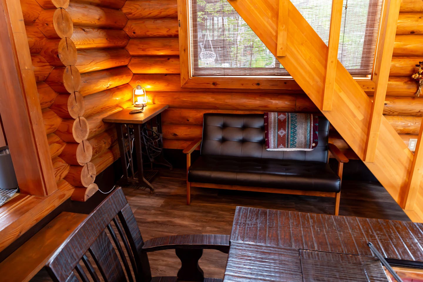 樹齢50年超の丸太を使った重厚なログハウス。の写真5