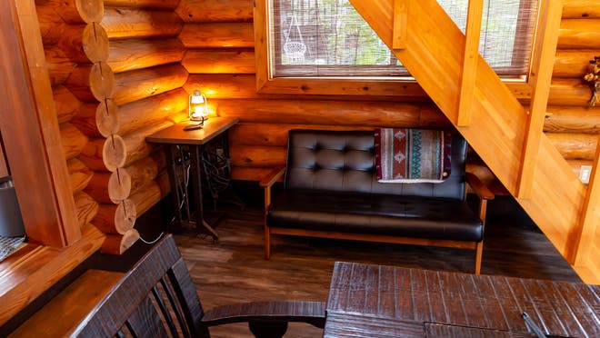 樹齢50年超の丸太を使った重厚なログハウス。の写真5